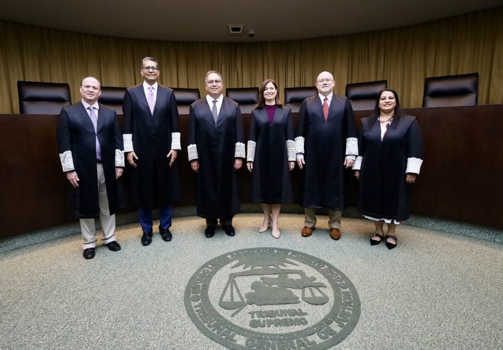 Juramentan a sus cargos los Jueces Asociados Camille Rivera Pérez y ...